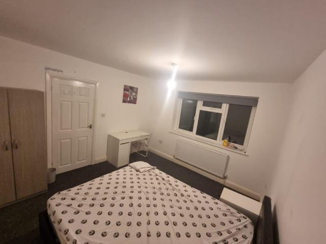 1 bedroom in a house share to rent