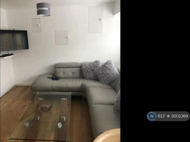 1 bedroom in a house share to rent