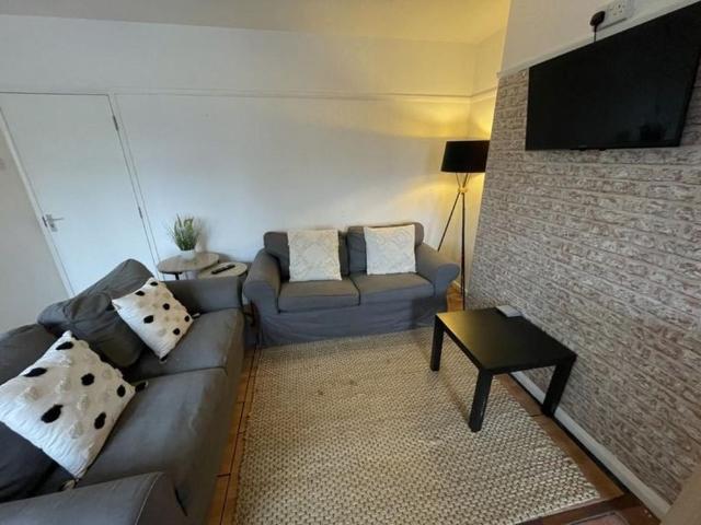 1 bedroom in a house share to rent