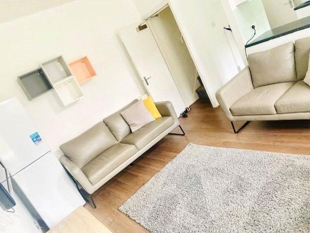 1 bedroom in a house share to rent