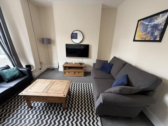 1 bedroom in a house share to rent