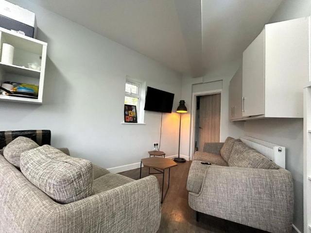 1 bedroom in a house share to rent