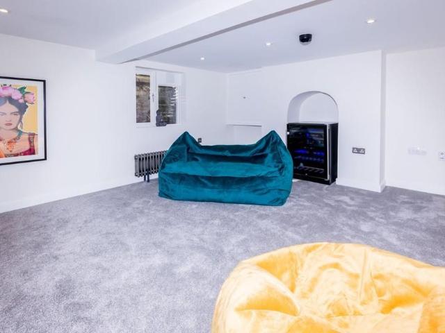 1 bedroom in a house share to rent