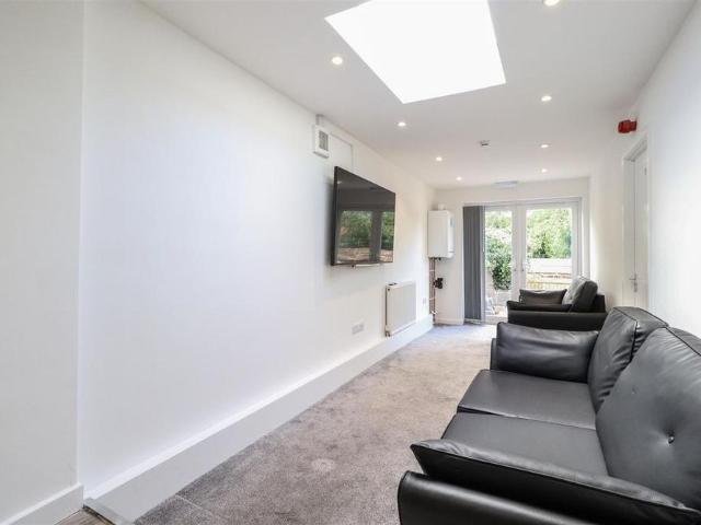 1 bedroom in a house share to rent