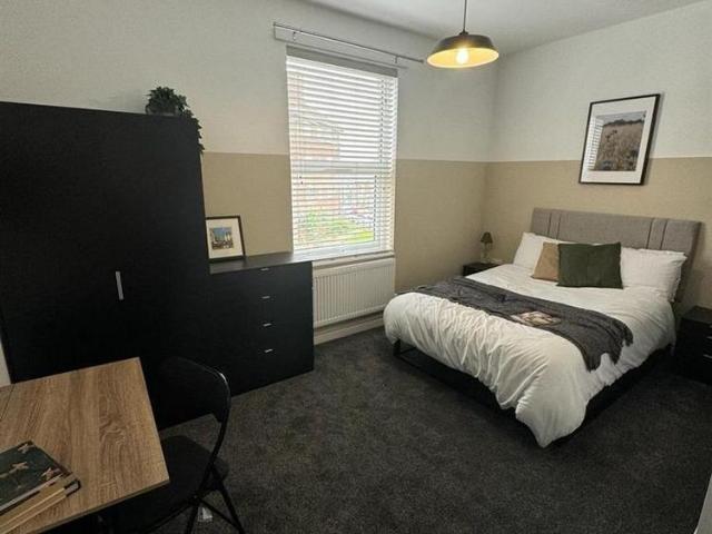 1 bedroom in a house share to rent