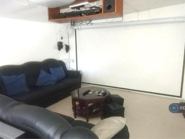 1 bedroom in a house share to rent