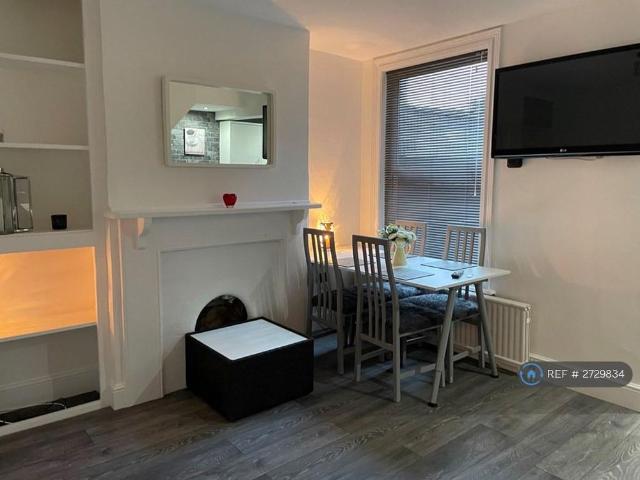 1 bedroom in a house share to rent