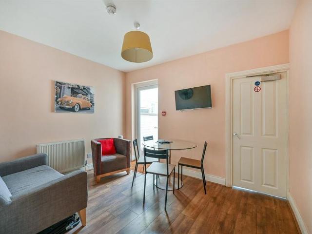 1 bedroom in a house share to rent