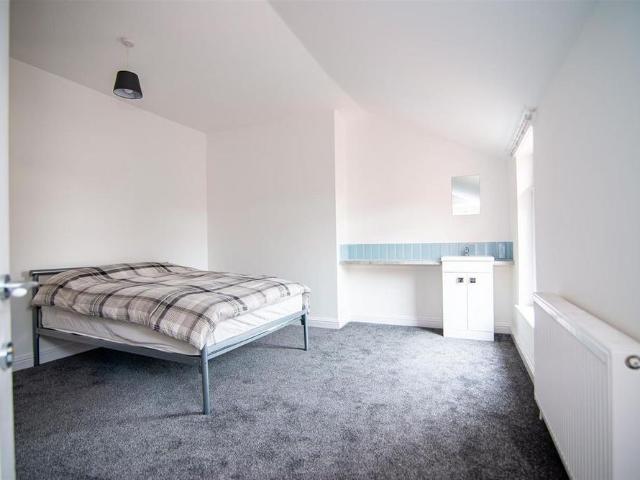 1 bedroom in a house share to rent