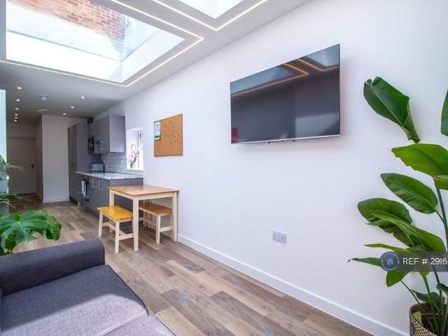 1 bedroom in a house share to rent