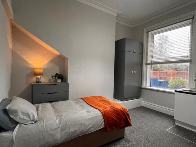 1 bedroom in a house share to rent