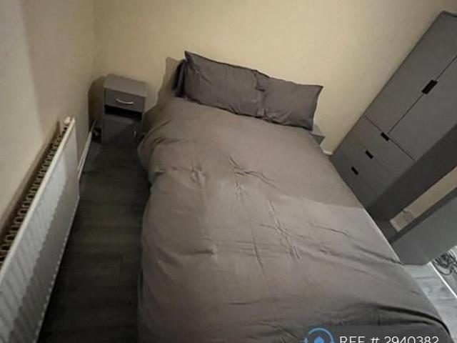 1 bedroom in a house share to rent