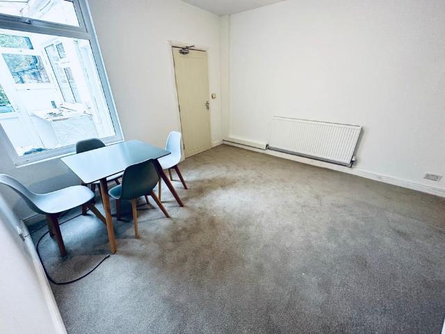 1 bedroom in a house share to rent