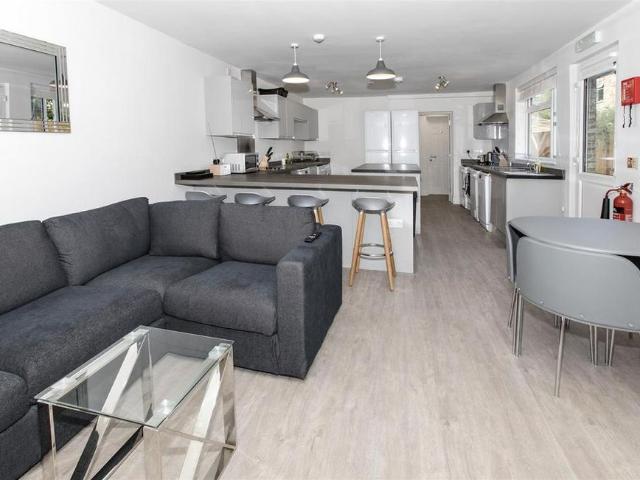 1 bedroom in a house share to rent