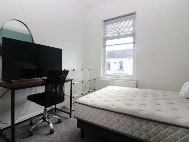 1 bedroom in a house share to rent