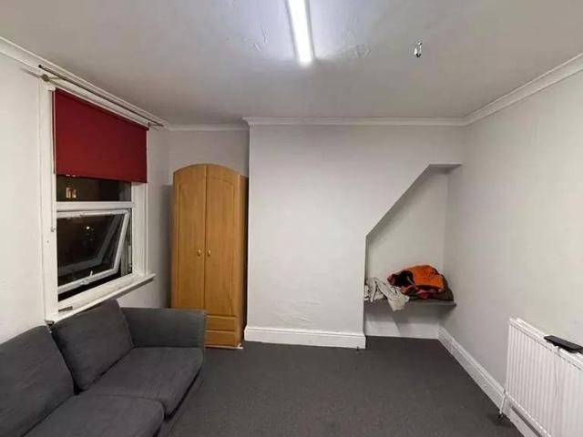 1 bedroom in a house share to rent