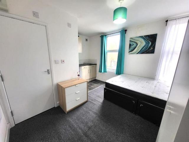 1 bedroom in a house share to rent