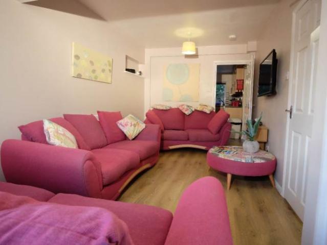 1 bedroom in a house share to rent