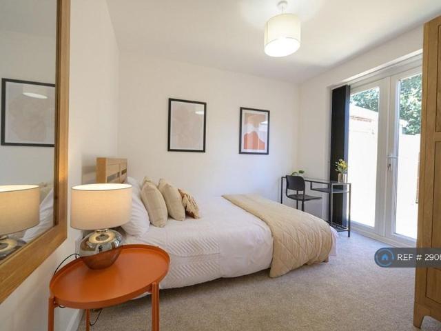 1 bedroom in a house share to rent