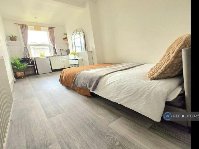 1 bedroom in a house share to rent