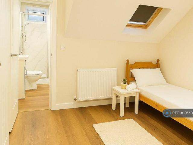 1 bedroom in a house share to rent