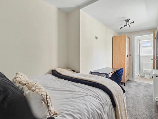 1 bedroom in a house share to rent