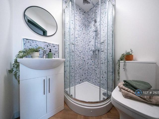 1 bedroom in a house share to rent