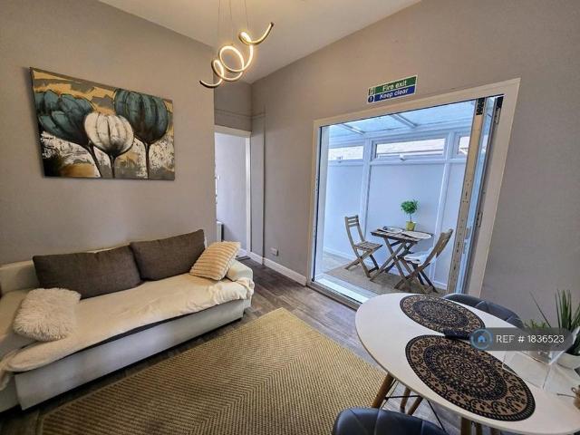 1 bedroom in a house share to rent