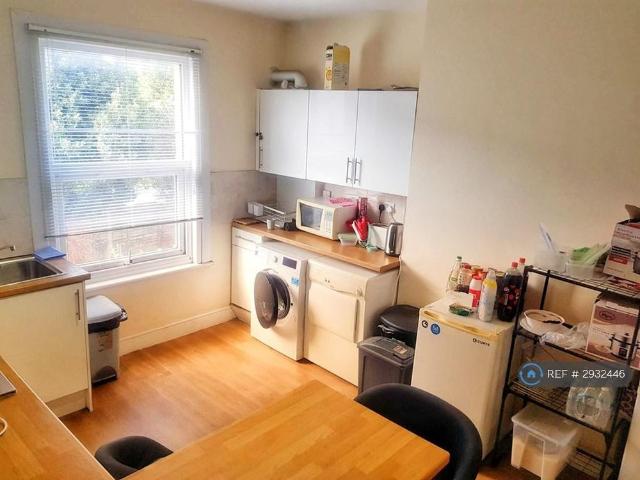 1 bedroom in a house share to rent