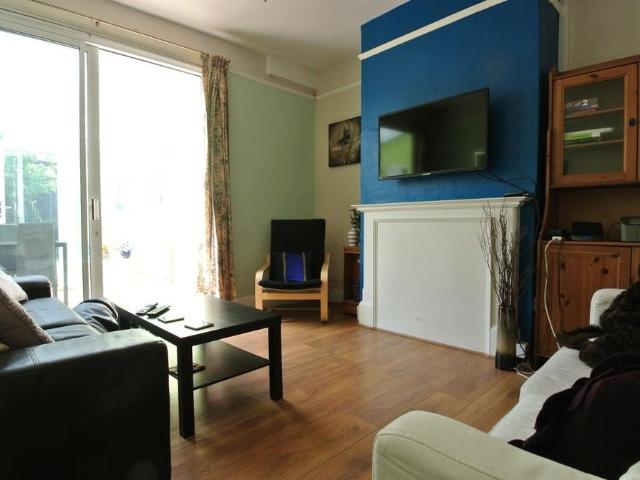 1 bedroom in a house share to rent