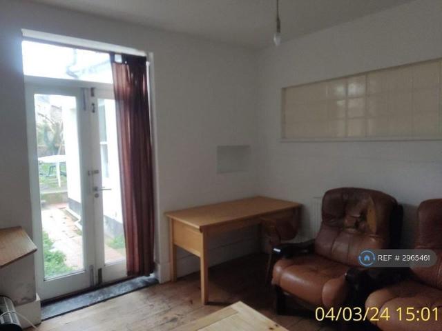 1 bedroom in a house share to rent