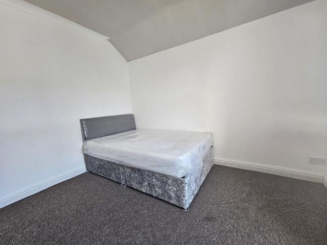 1 bedroom in a house share to rent