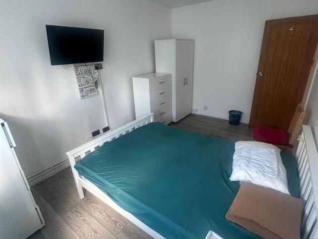 1 bedroom in a house share to rent