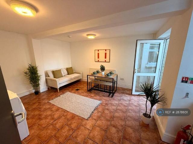 1 bedroom in a house share to rent