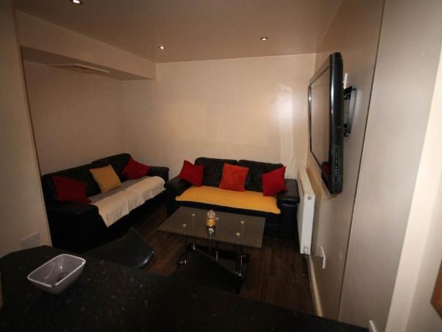 1 bedroom in a house share to rent