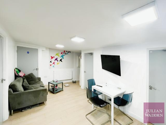 1 bedroom in a house share to rent