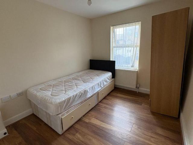 1 bedroom in a house share to rent