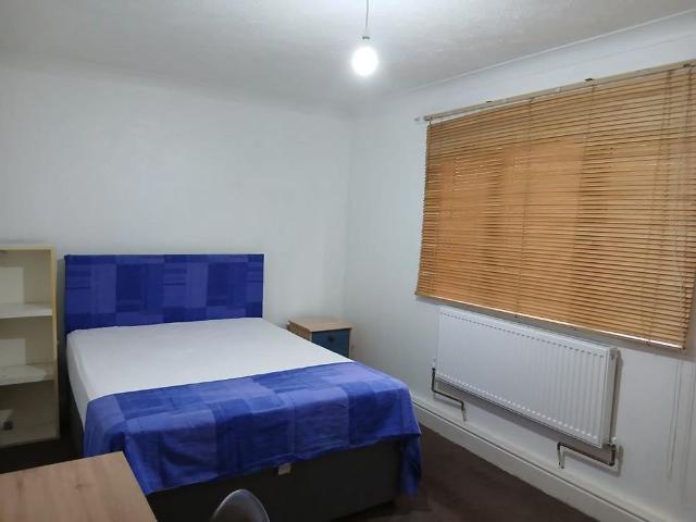 1 bedroom in a house share to rent