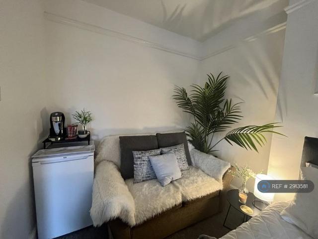1 bedroom in a house share to rent