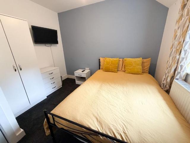 1 bedroom in a house share to rent