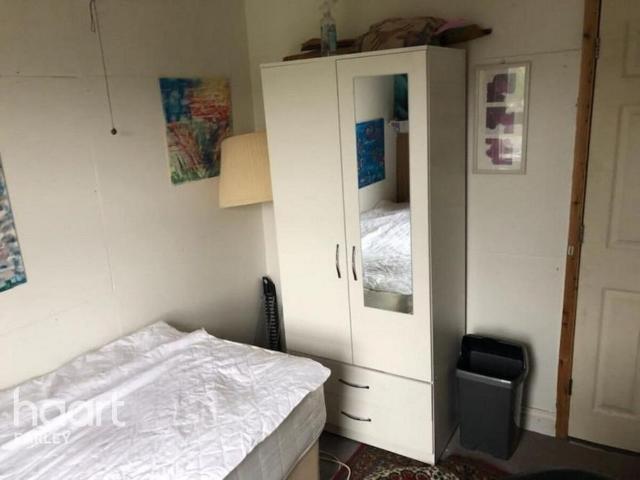 1 bedroom in a house share to rent