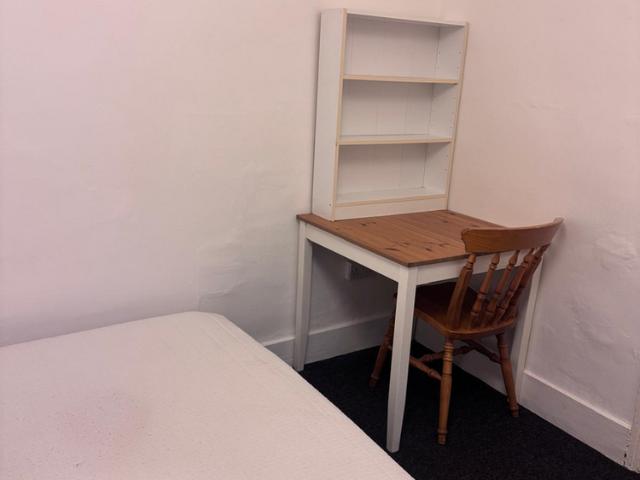 1 bedroom in a house share to rent
