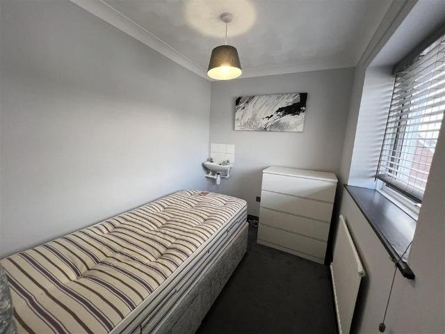 1 bedroom in a house share to rent