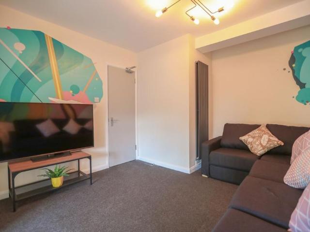 1 bedroom in a house share to rent