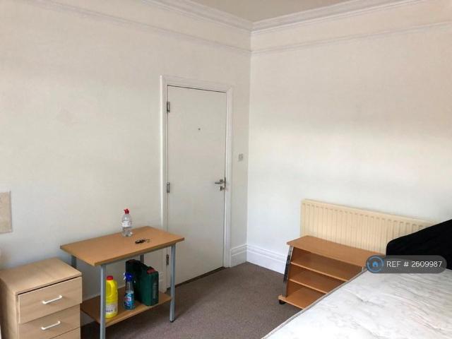 1 bedroom in a house share to rent