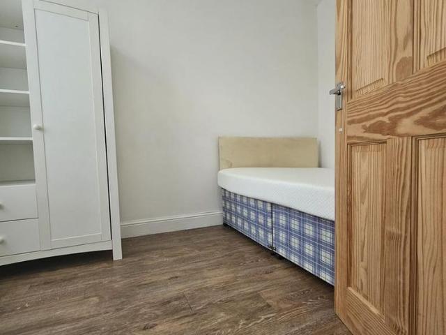 1 bedroom in a house share to rent