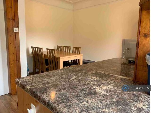 1 bedroom in a house share to rent