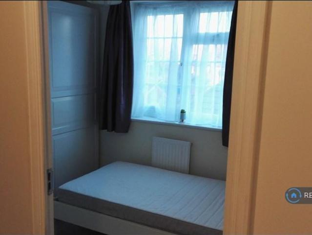 1 bedroom in a house share to rent