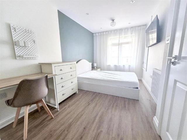 1 bedroom in a house share to rent