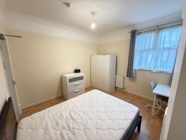 1 bedroom in a house share to rent